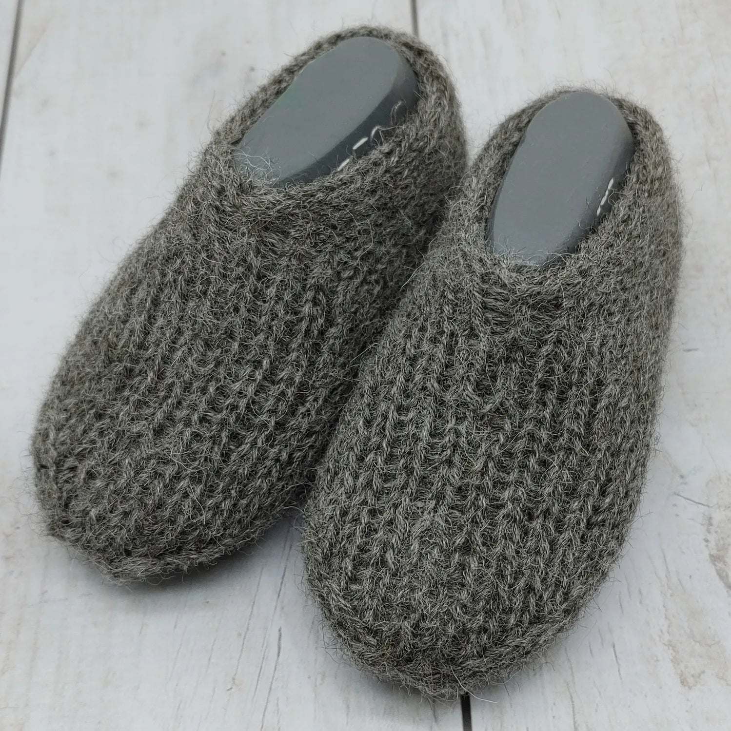Alpaca slippers in natural colours made from 85% alpaca fibre